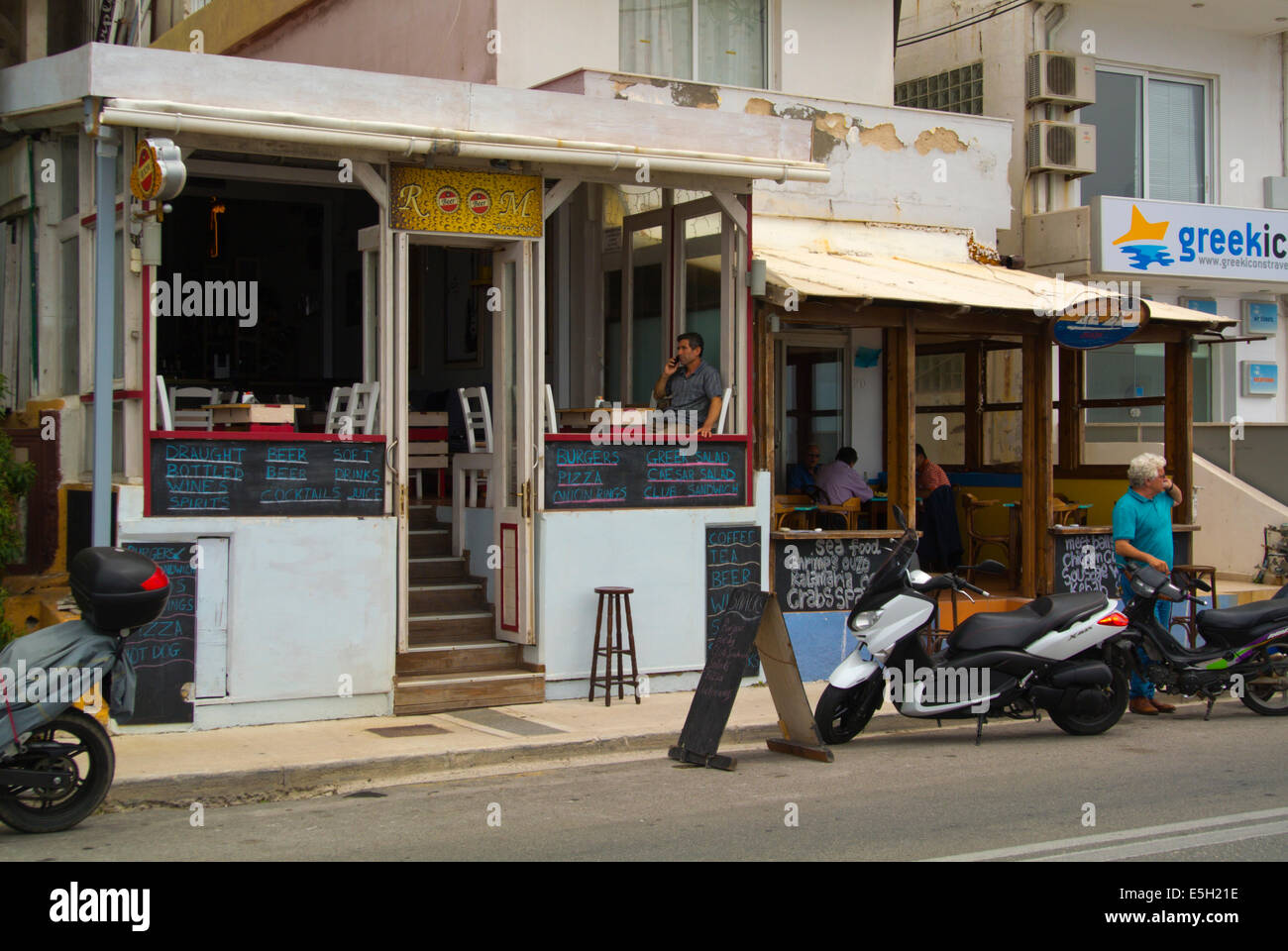 Beach town restaurants hi-res stock photography and images - Alamy