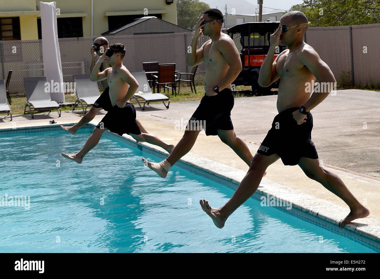 U.S. Soldiers assigned to the 232nd Engineer Dive Detachment, 92nd ...