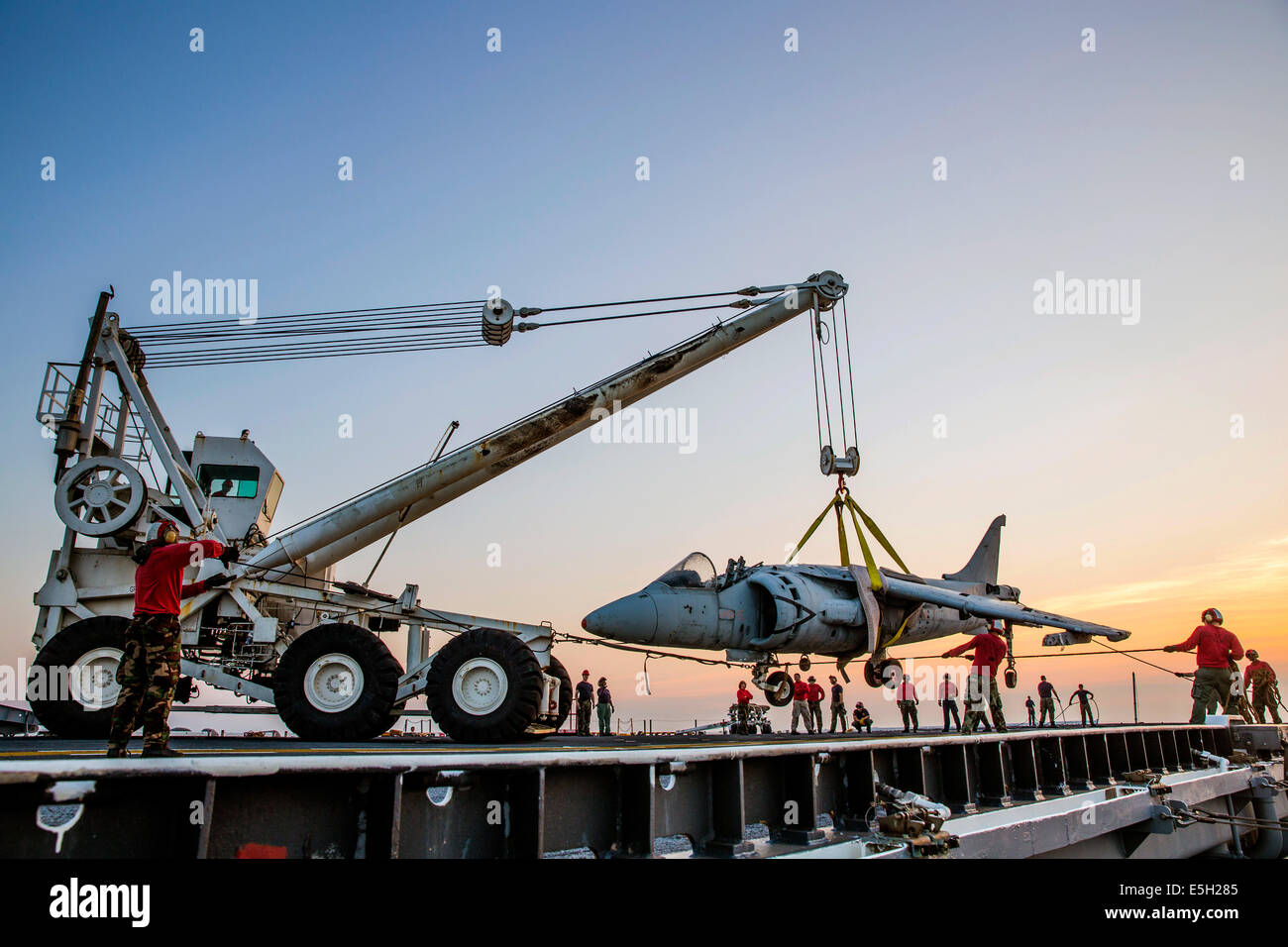 Damaged aircraft hi-res stock photography and images - Alamy