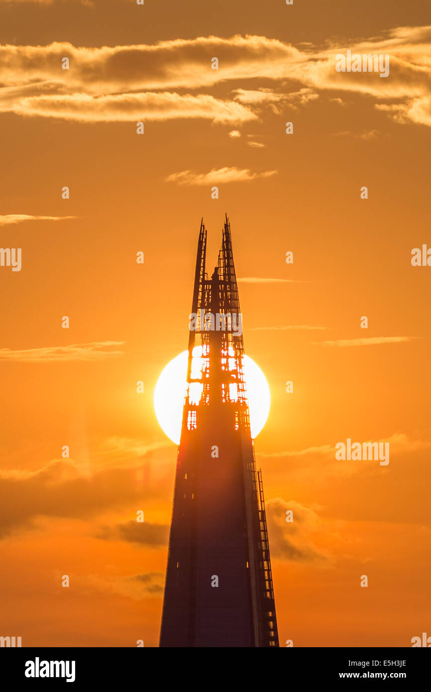 London, UK. 31st July, 2014. Weather: Dramatic split sun during sunset ...