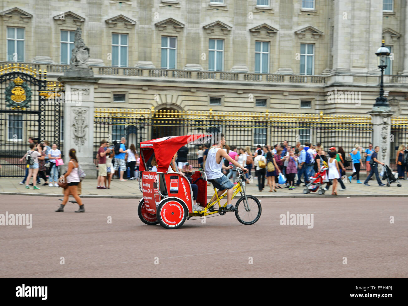 Rickshaw outside Buckingham Palace UK Stock Photo - Alamy