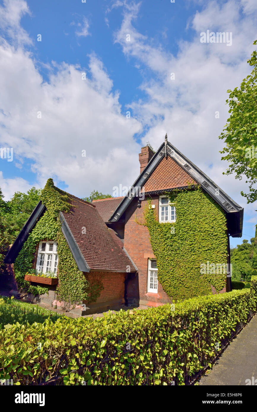 Earth covered building hi-res stock photography and images - Alamy