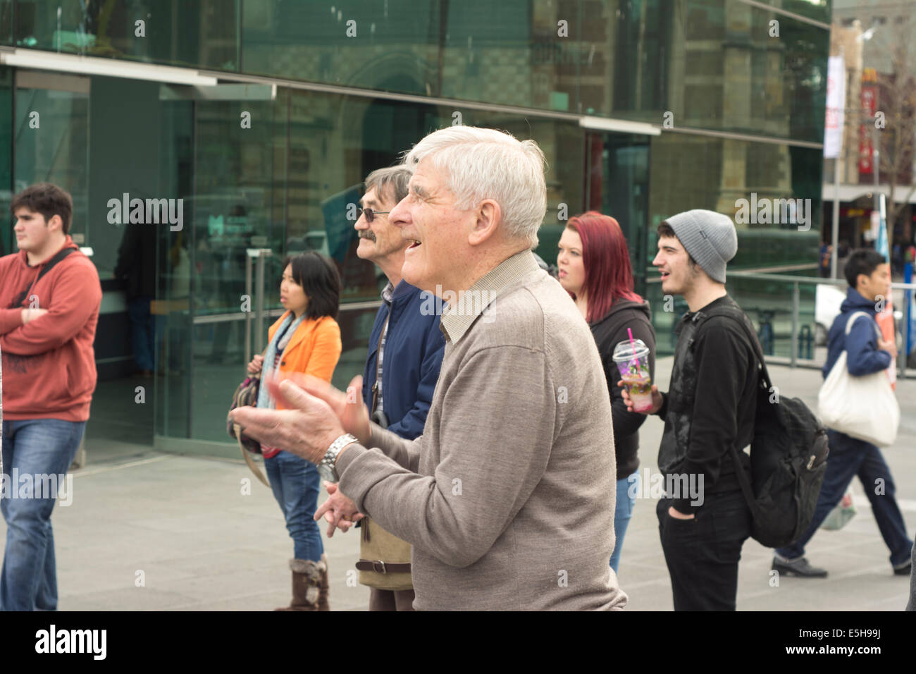Audience applause a street performer Stock Photo - Alamy