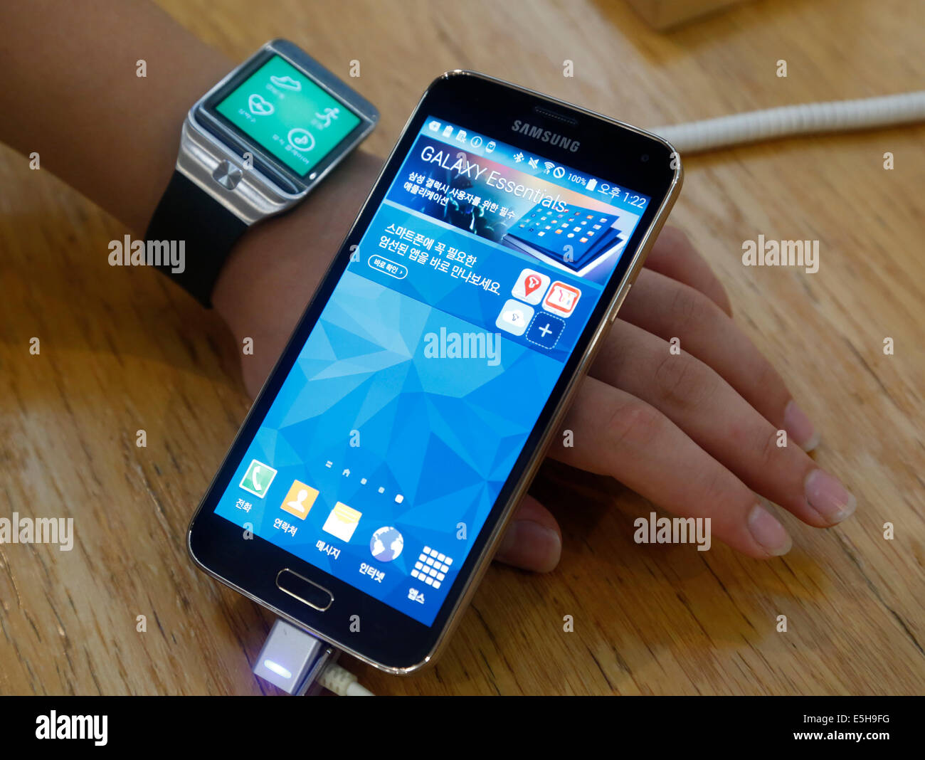 Samsung Electronics, Jul 31, 2014 : A visitor tries Samsung Electronics ...