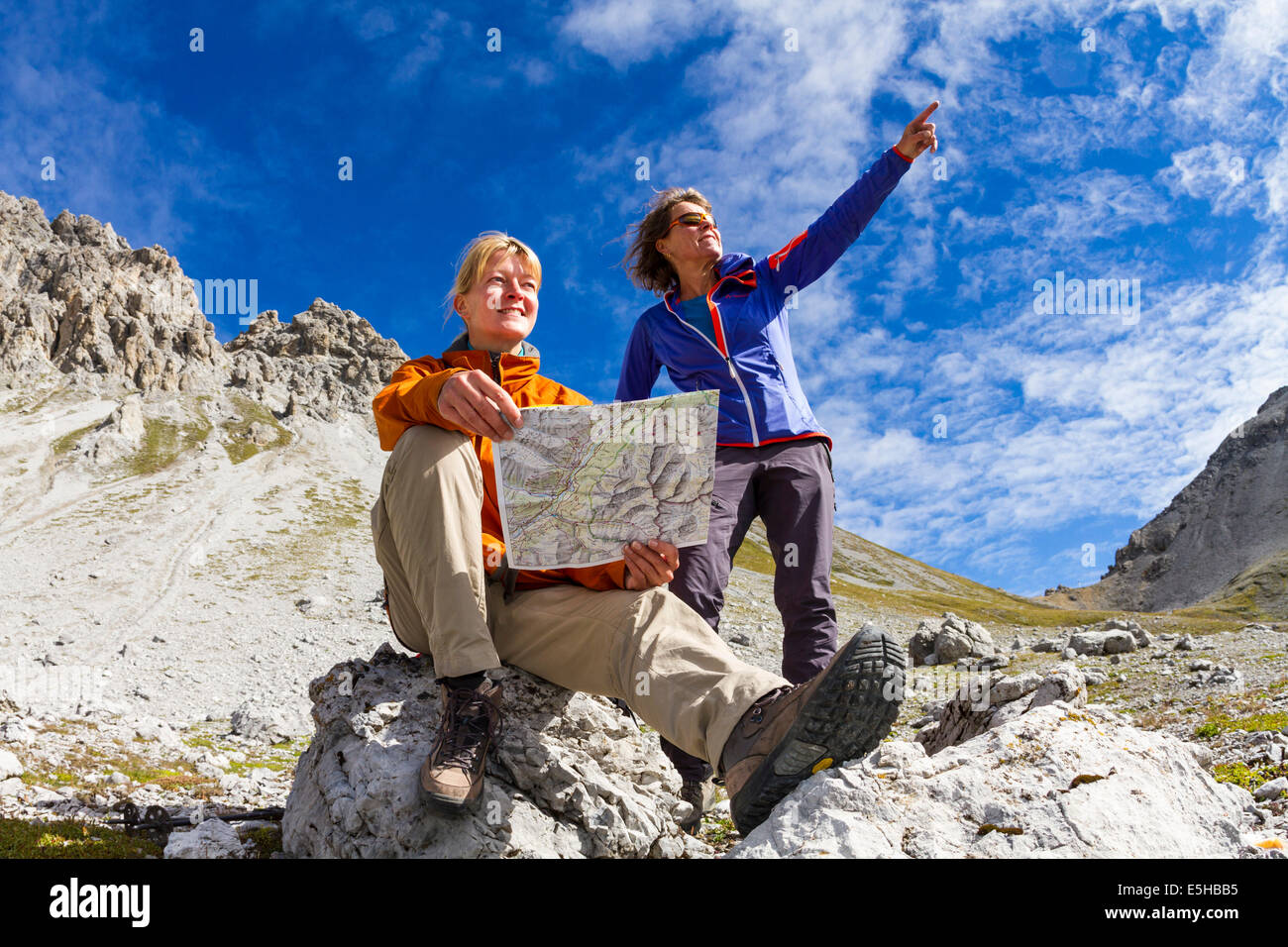 Two people reading map hi-res stock photography and images - Alamy