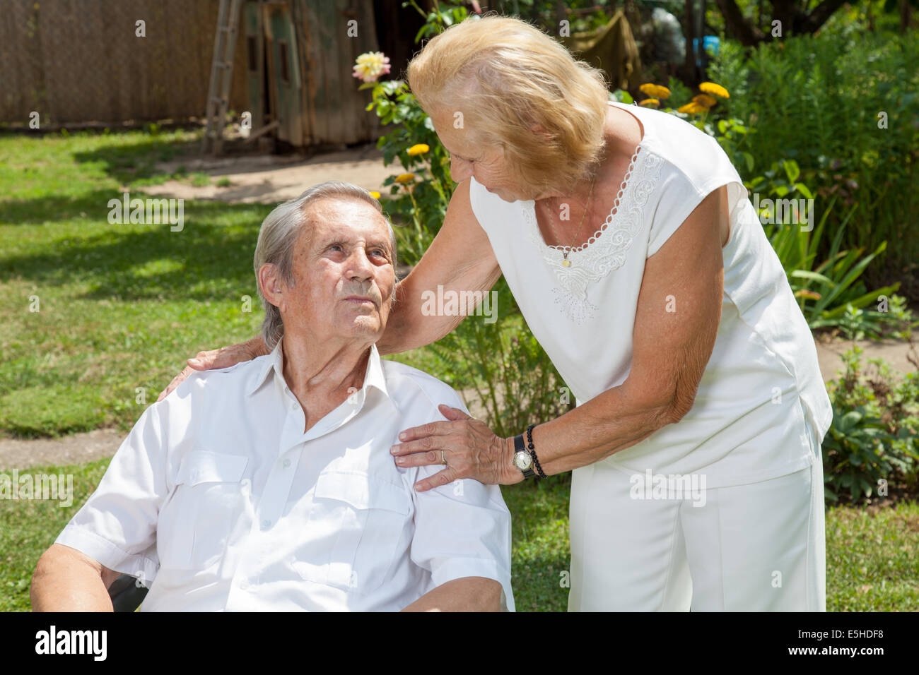 Elderly senior love couple hi-res stock photography and images - Alamy