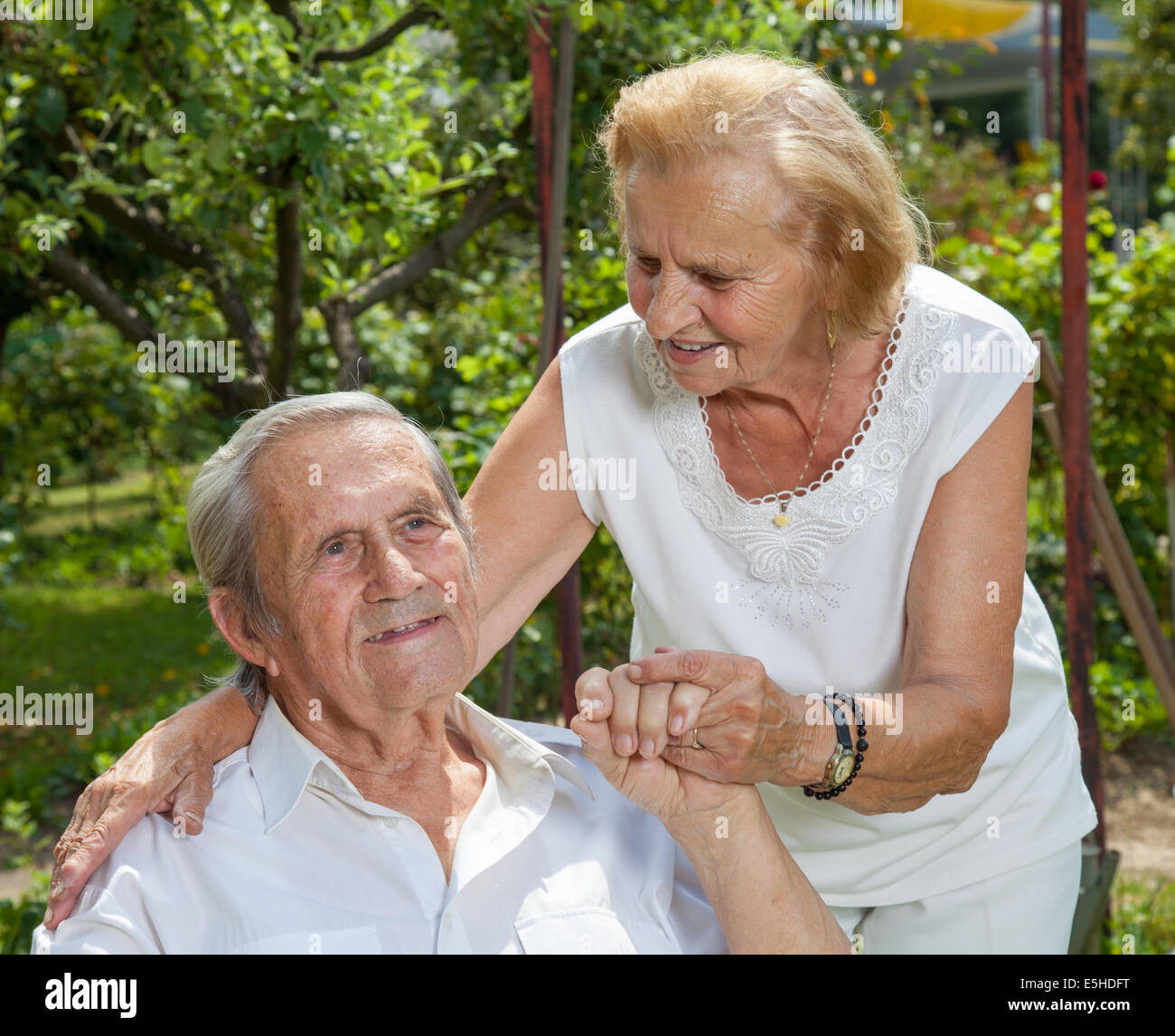 Elderly senior love couple hi-res stock photography and images - Alamy