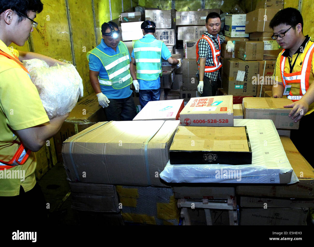 (140801) -- SHANGHAI, Aug. 1, 2014 (Xinhua) -- Workers load a shuttle ...