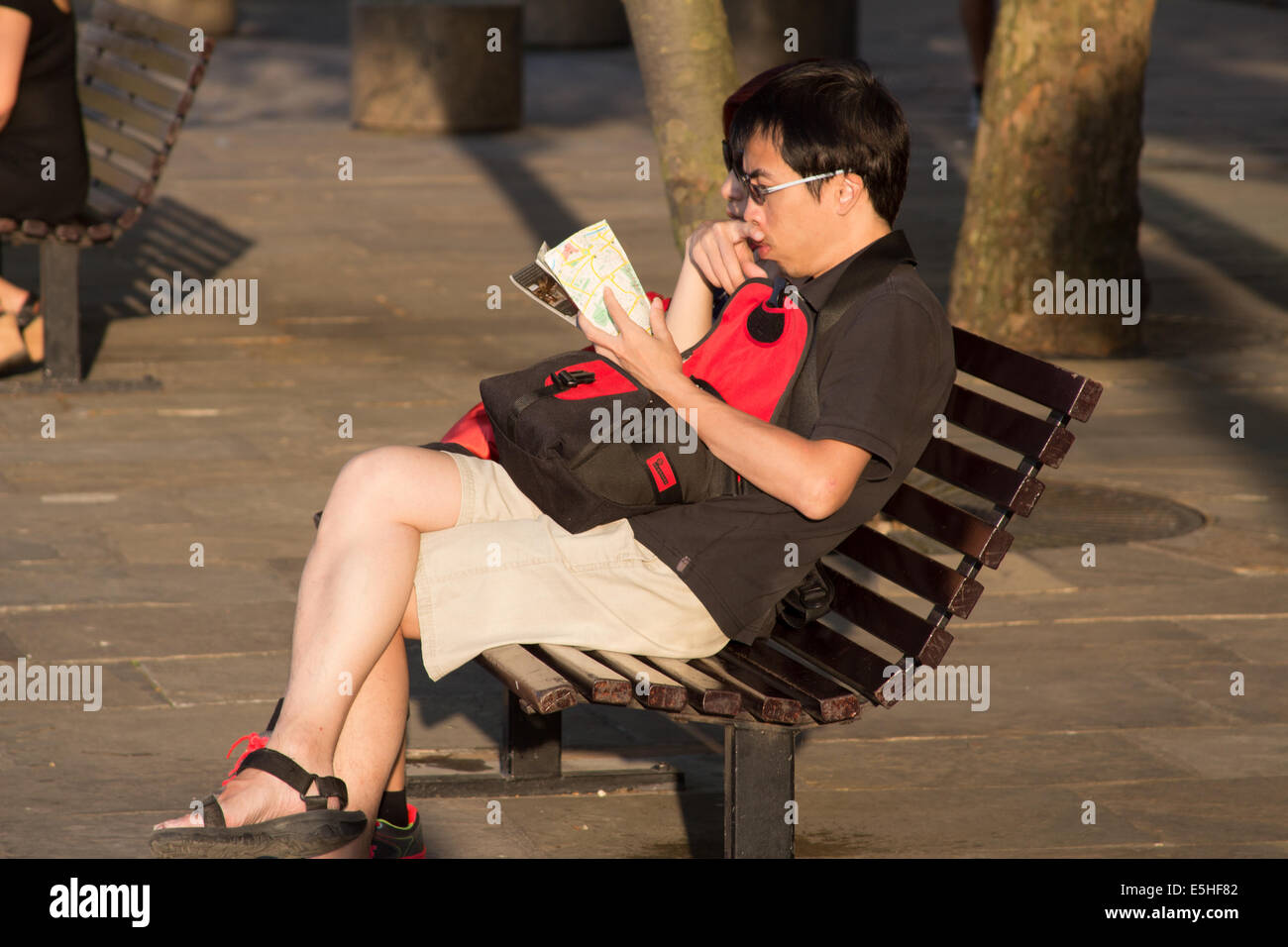 Asia tourist couple reading a map of London Stock Photo - Alamy