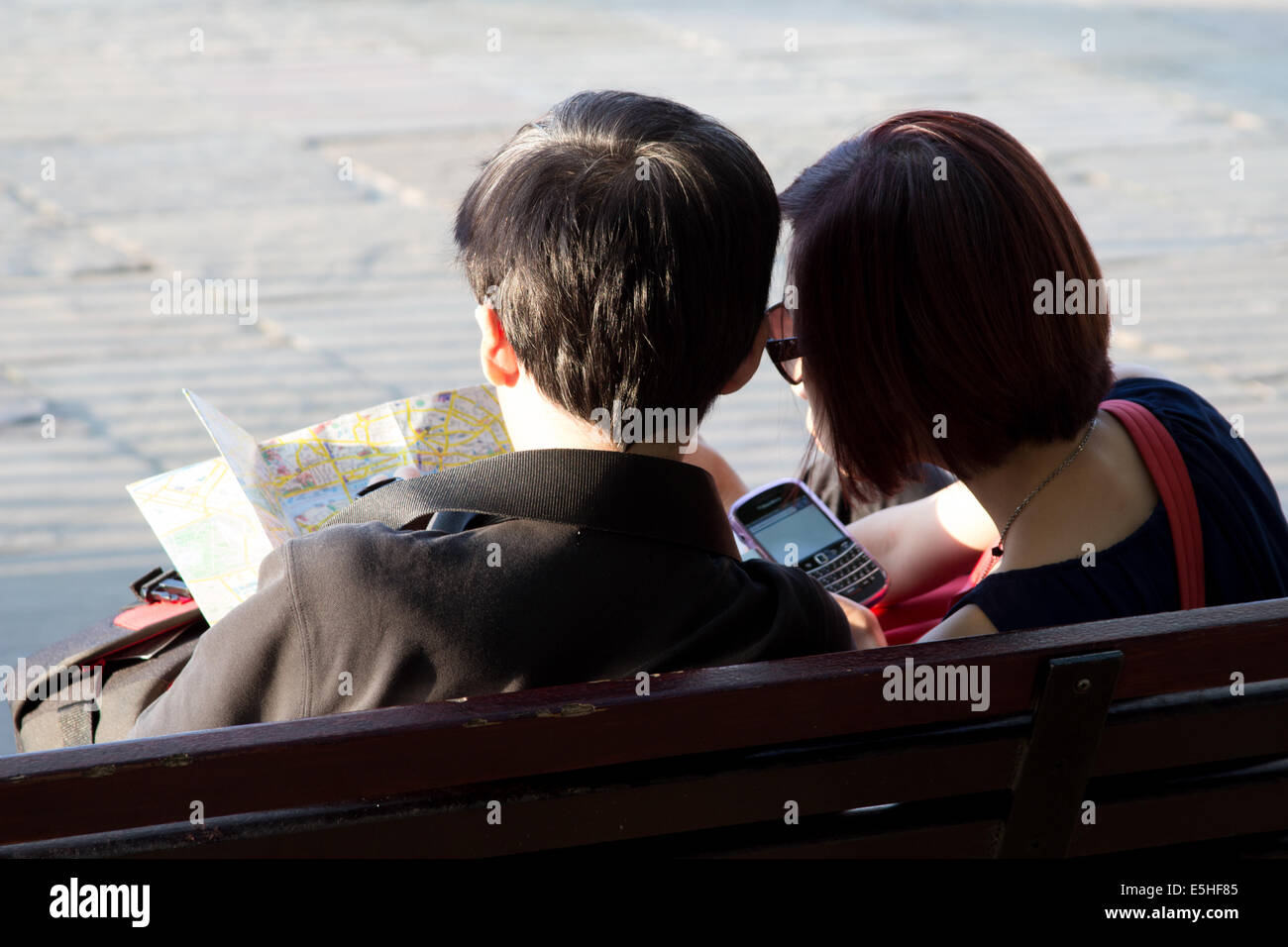 Tourist reading a map london hi-res stock photography and images - Alamy