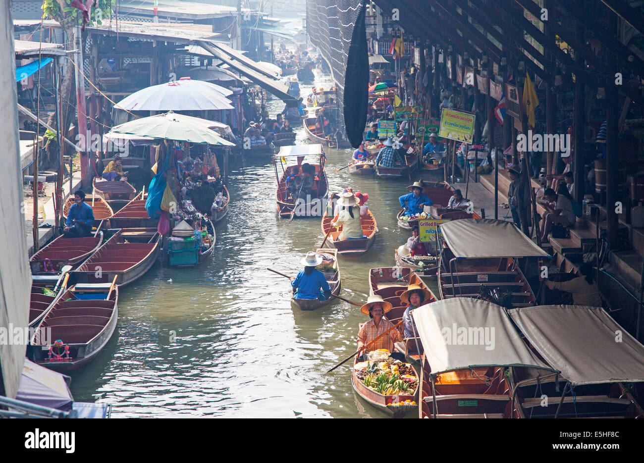 Vendors boats floating market hi-res stock photography and images - Alamy