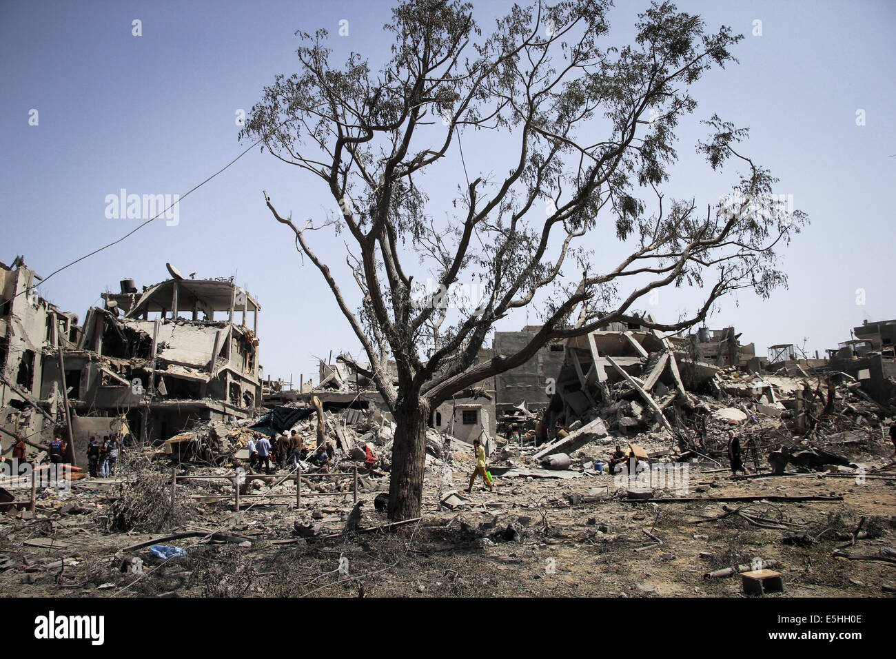 Beit Hanoun, Gaza. 1st July, 2014. Palestinians checking their ...