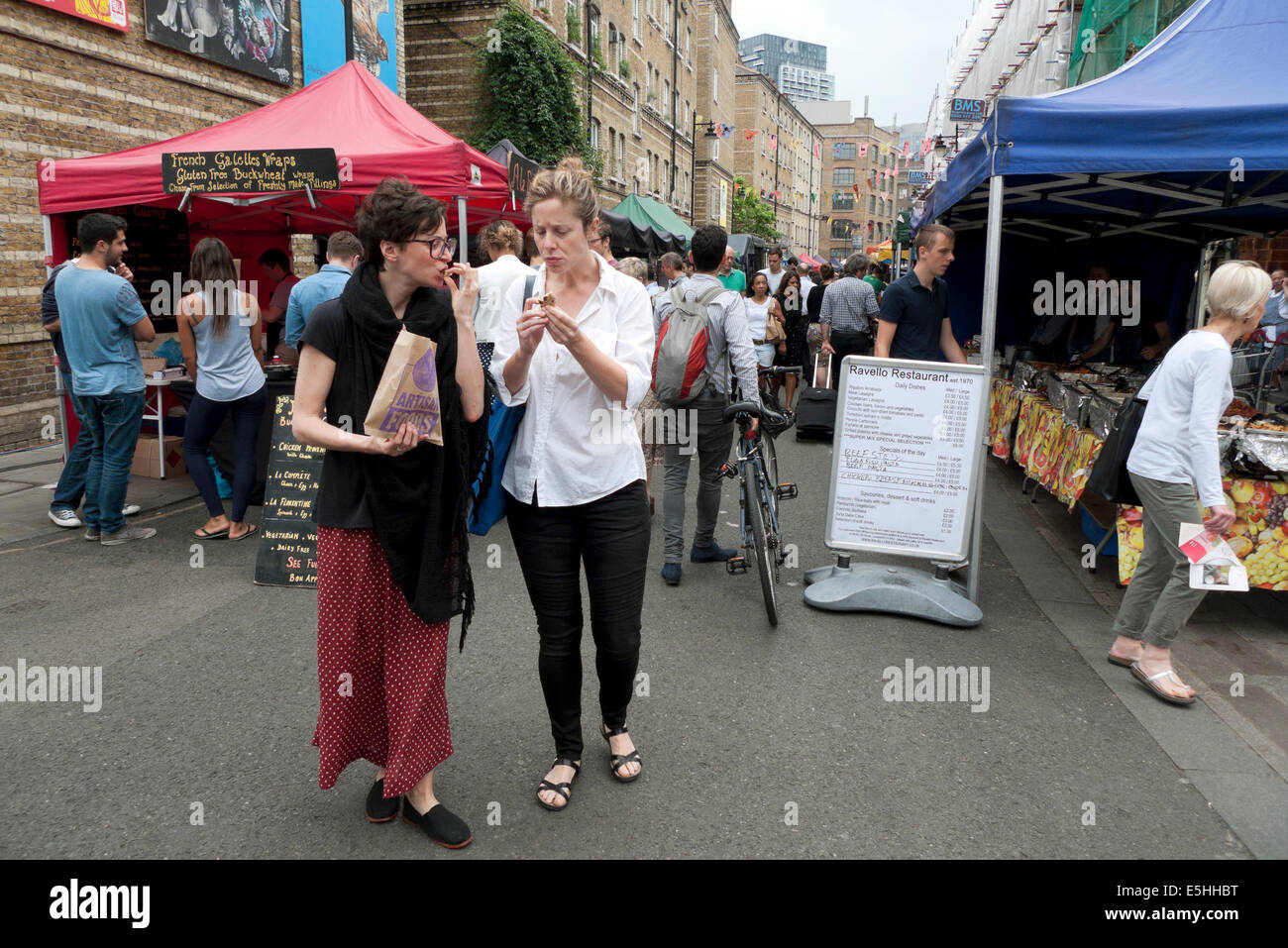 Women eating food outside hi-res stock photography and images - Alamy