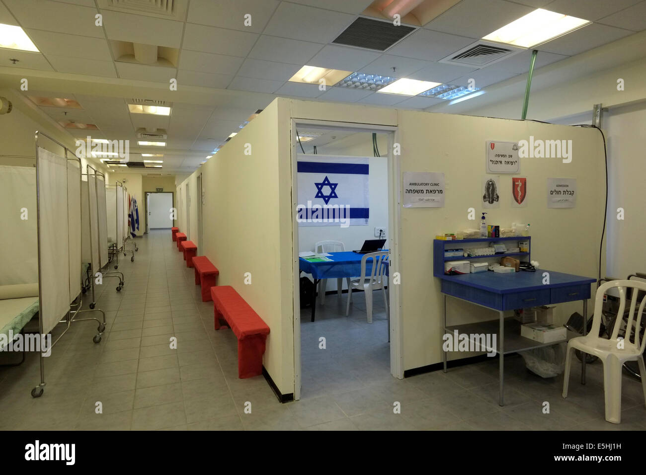 Erez Crossing, Israel. 1st Aug, 2014. The Israeli flag hanged inside ...