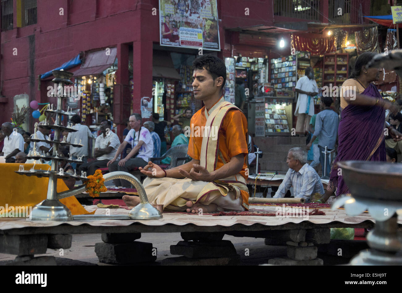 Pooja at the ghat hi-res stock photography and images - Alamy