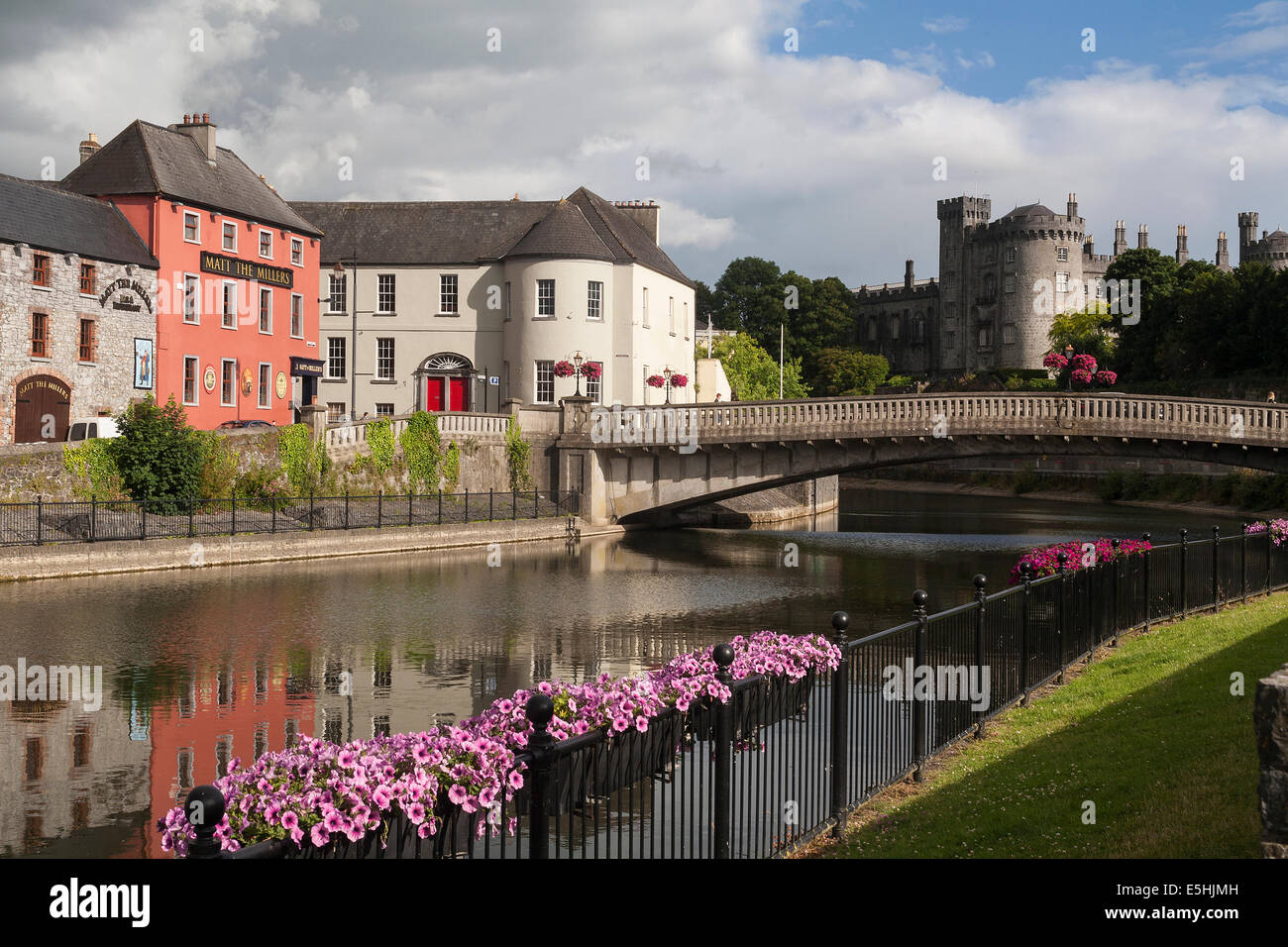 Ireland, County Kilkenny, Kilkenny River Nore & Castle Stock Photo - Alamy