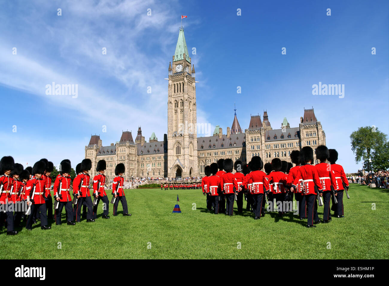 Changing guard ottawa parliament hi-res stock photography and images ...