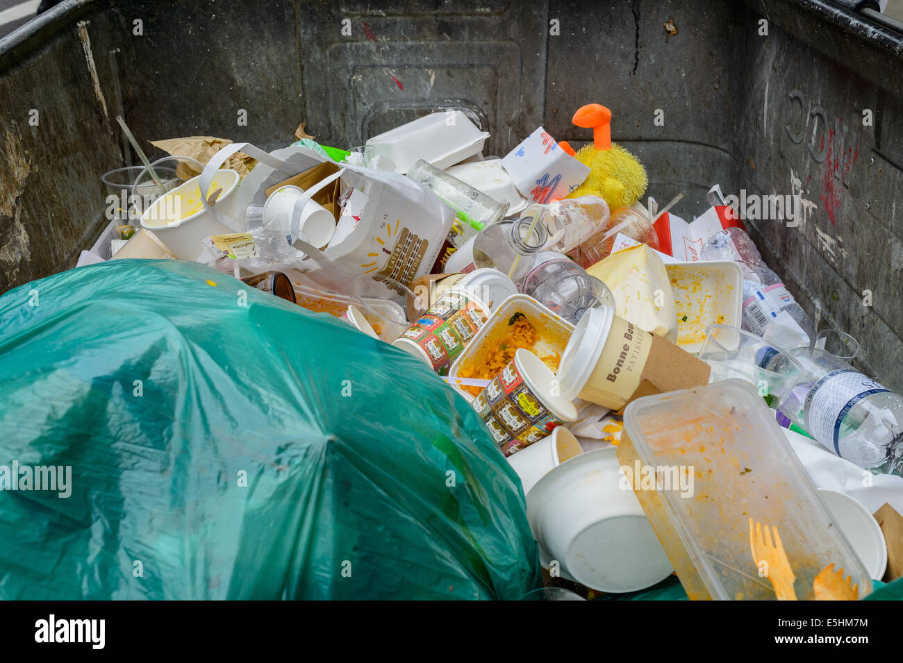 Waste skip hi-res stock photography and images - Alamy