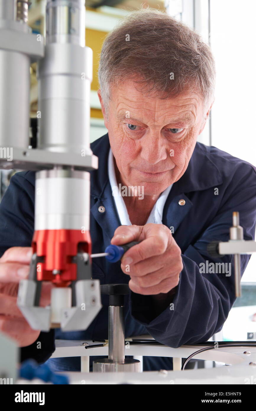 Engineer working on machine hi-res stock photography and images - Alamy