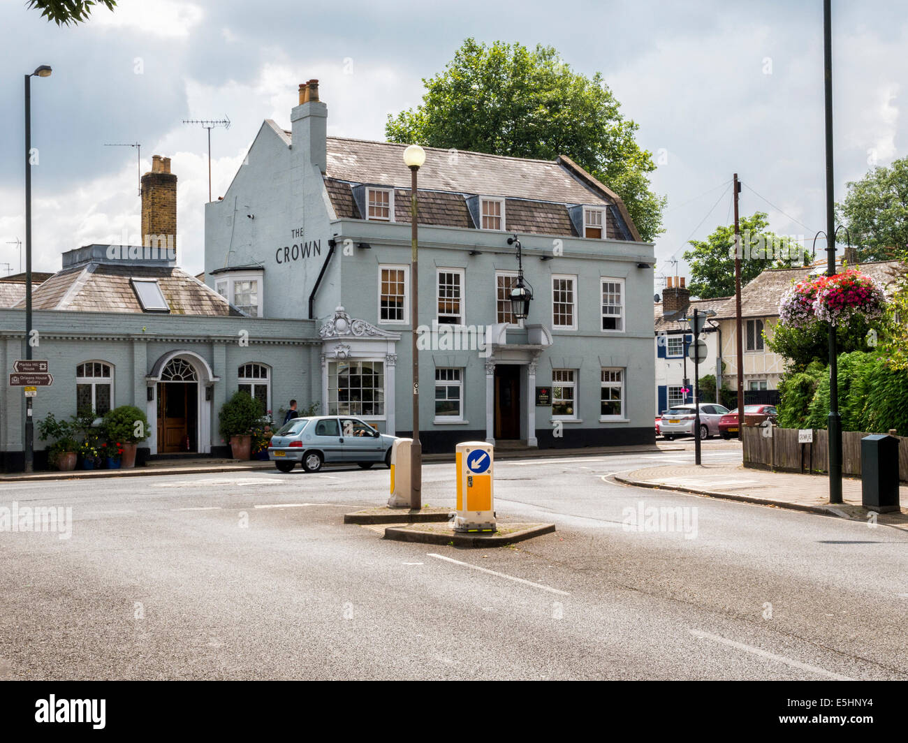 Typical English Pub Exterior High Resolution Stock Photography and ...