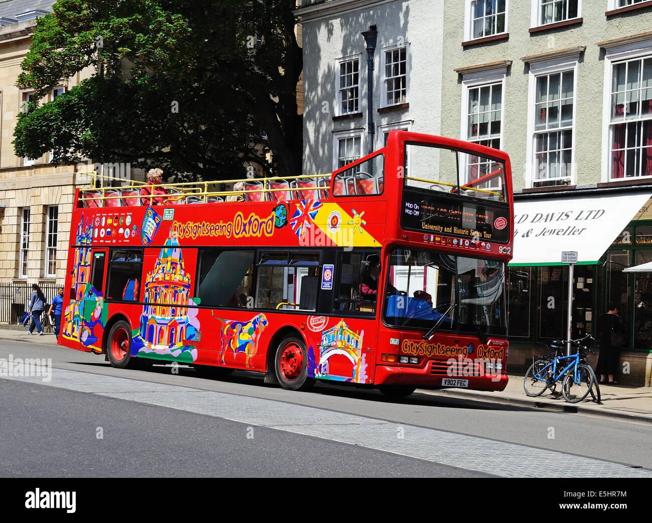 Red open topped bus hi-res stock photography and images - Alamy