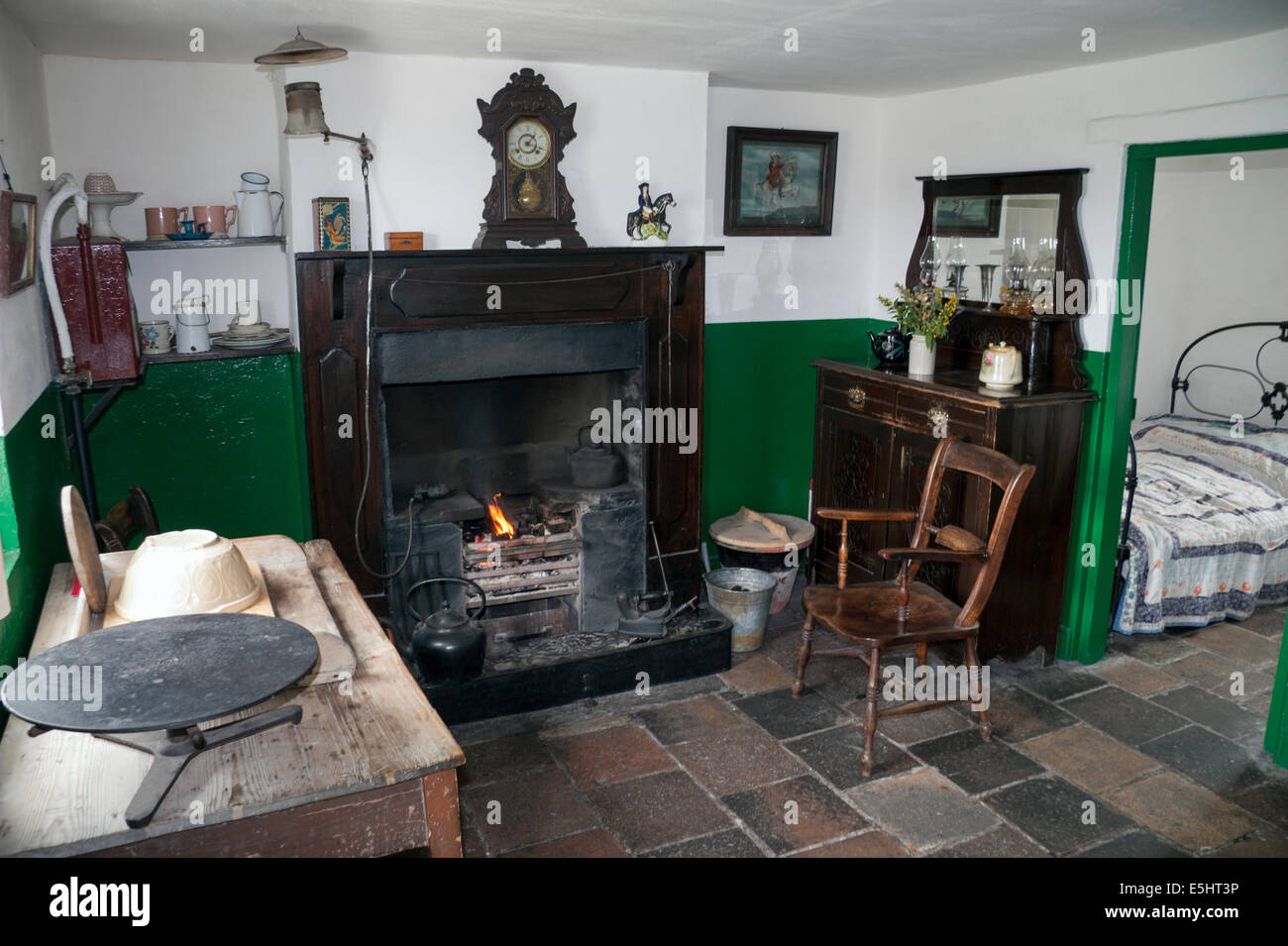 Labourers house in Ballycultra Town, Ulster Folk Museum Belfast ...