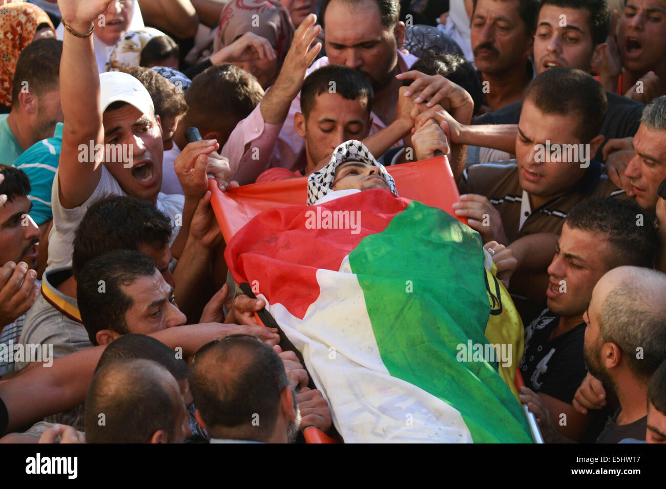Palestinian mourners carry dead body hi-res stock photography and ...