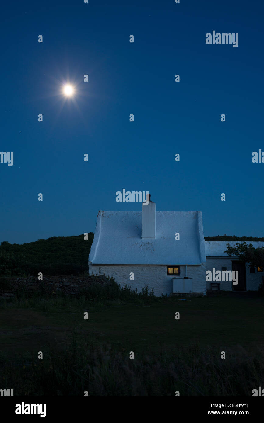 The old farmhouse visitor accommodation on Skokholm Island by moonlight ...