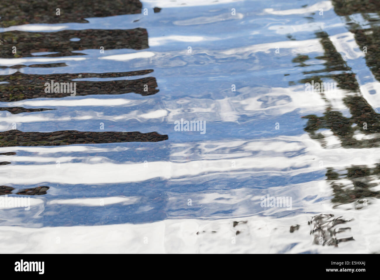 Water ripples circles hi-res stock photography and images - Alamy