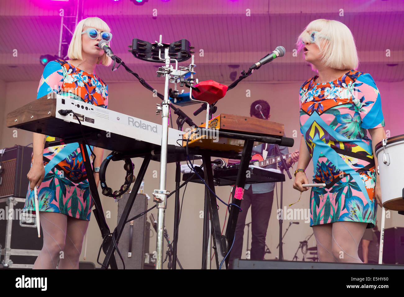 Jan. 5, 2012 - Chicago, Illinois, U.S - HOLLY LAESSIG and JESS WOLFE of ...