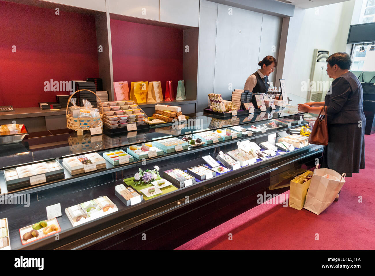 Japan ginza woman hi-res stock photography and images - Alamy