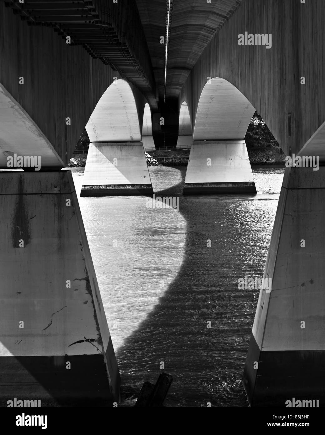 Underneath a bridge on the Brisbane river Stock Photo - Alamy