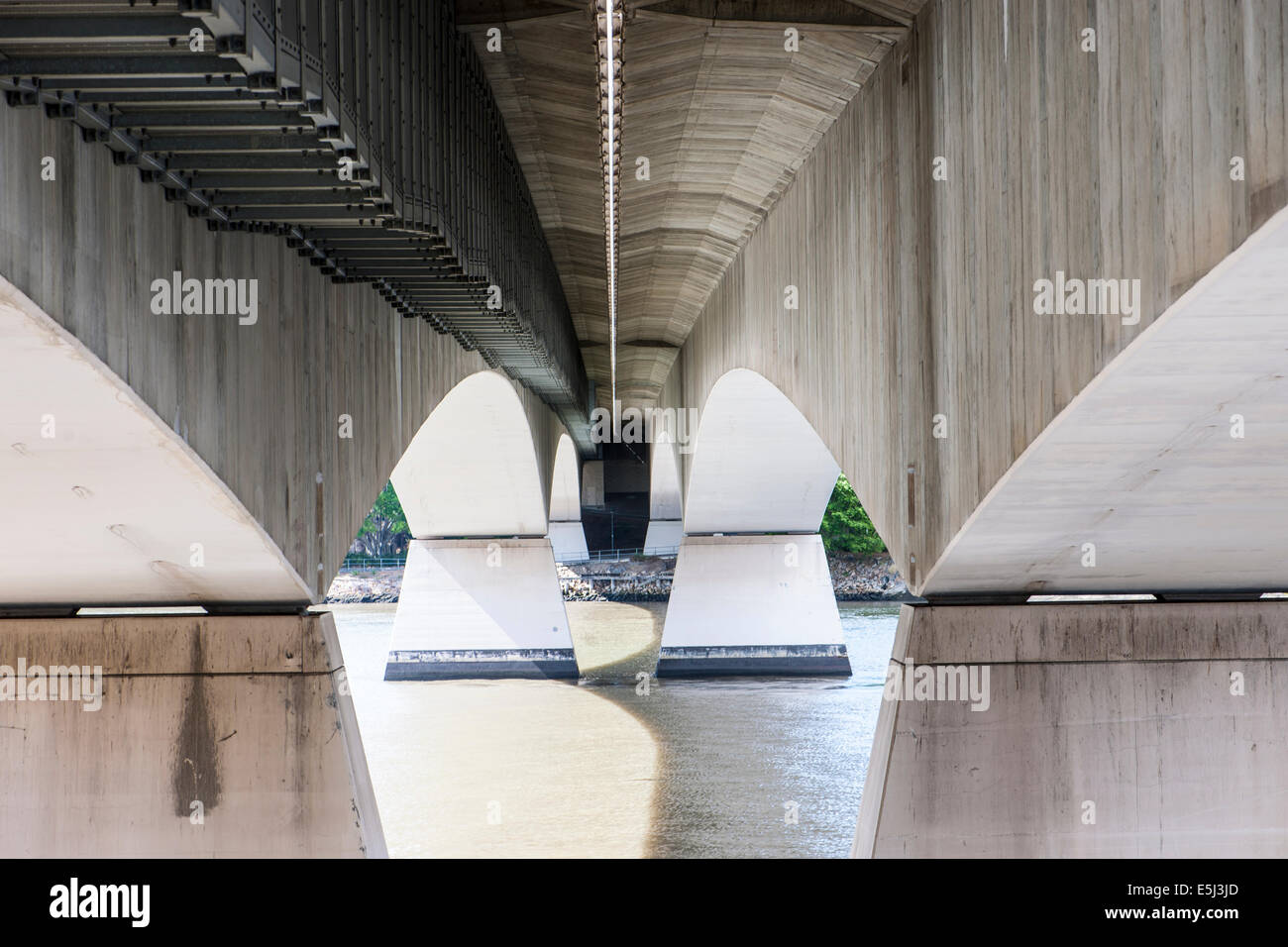 Underneath a bridge on the Brisbane river Stock Photo - Alamy