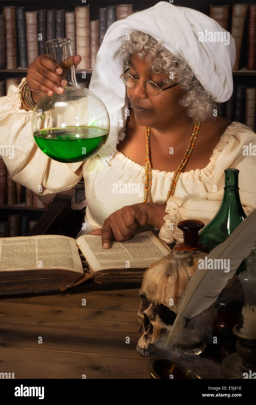 Retort flask hi-res stock photography and images - Alamy