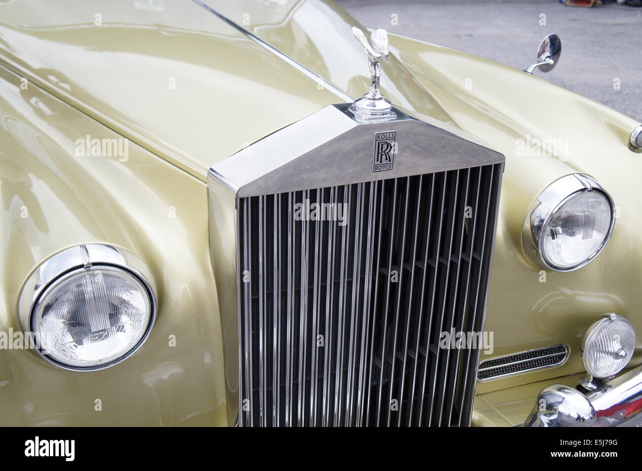 rolls royce antqiue car front grille Stock Photo - Alamy