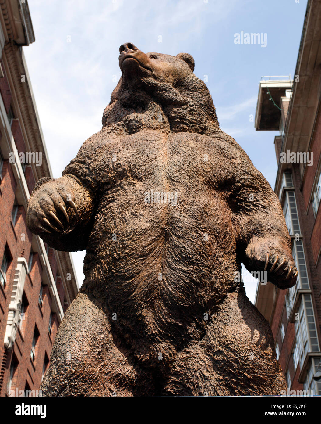 "Indomitable" bronze sculpture of Kodiak bear by Nick Bibby, Oxford ...