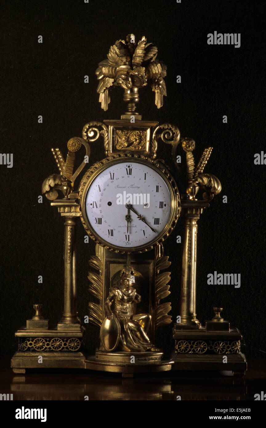 Gold plated clock hi-res stock photography and images - Alamy