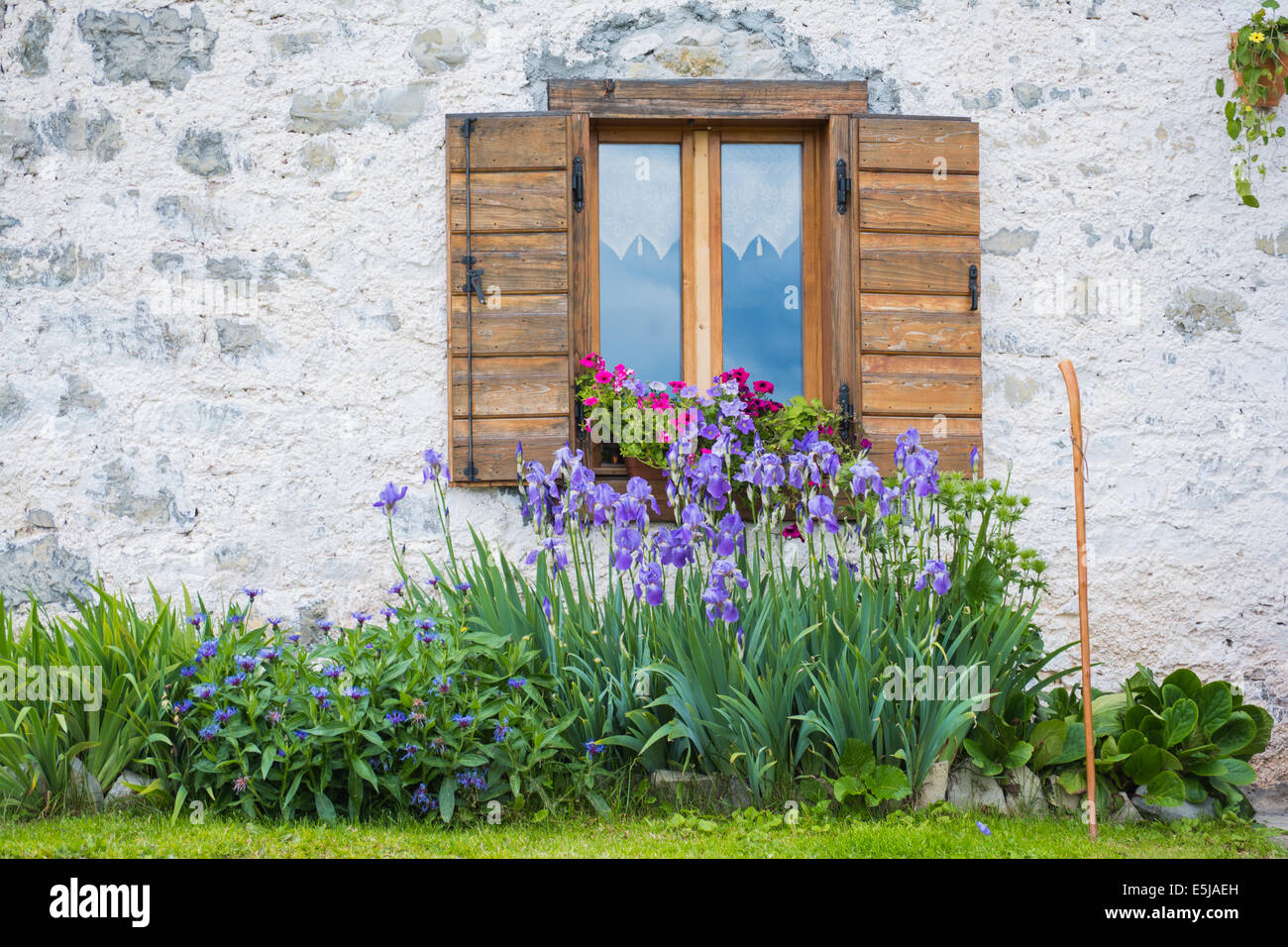 Window in stone wall hi-res stock photography and images - Alamy