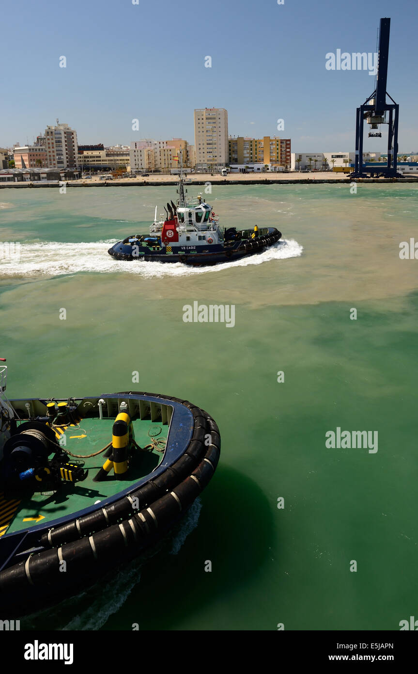 Tug boat in action hi-res stock photography and images - Alamy