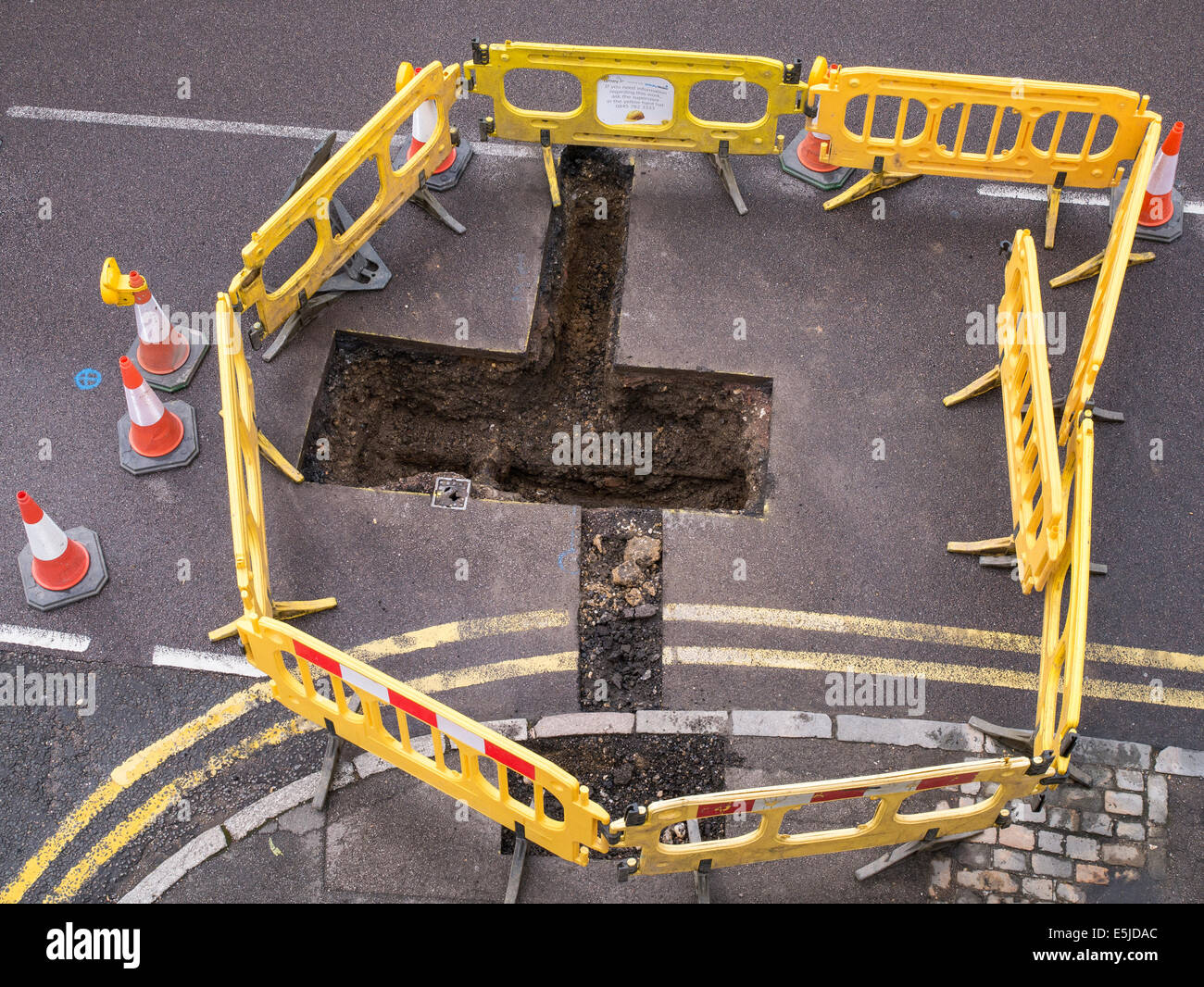 UK Roadworks Repair and replacement of underground water mains pipework ...