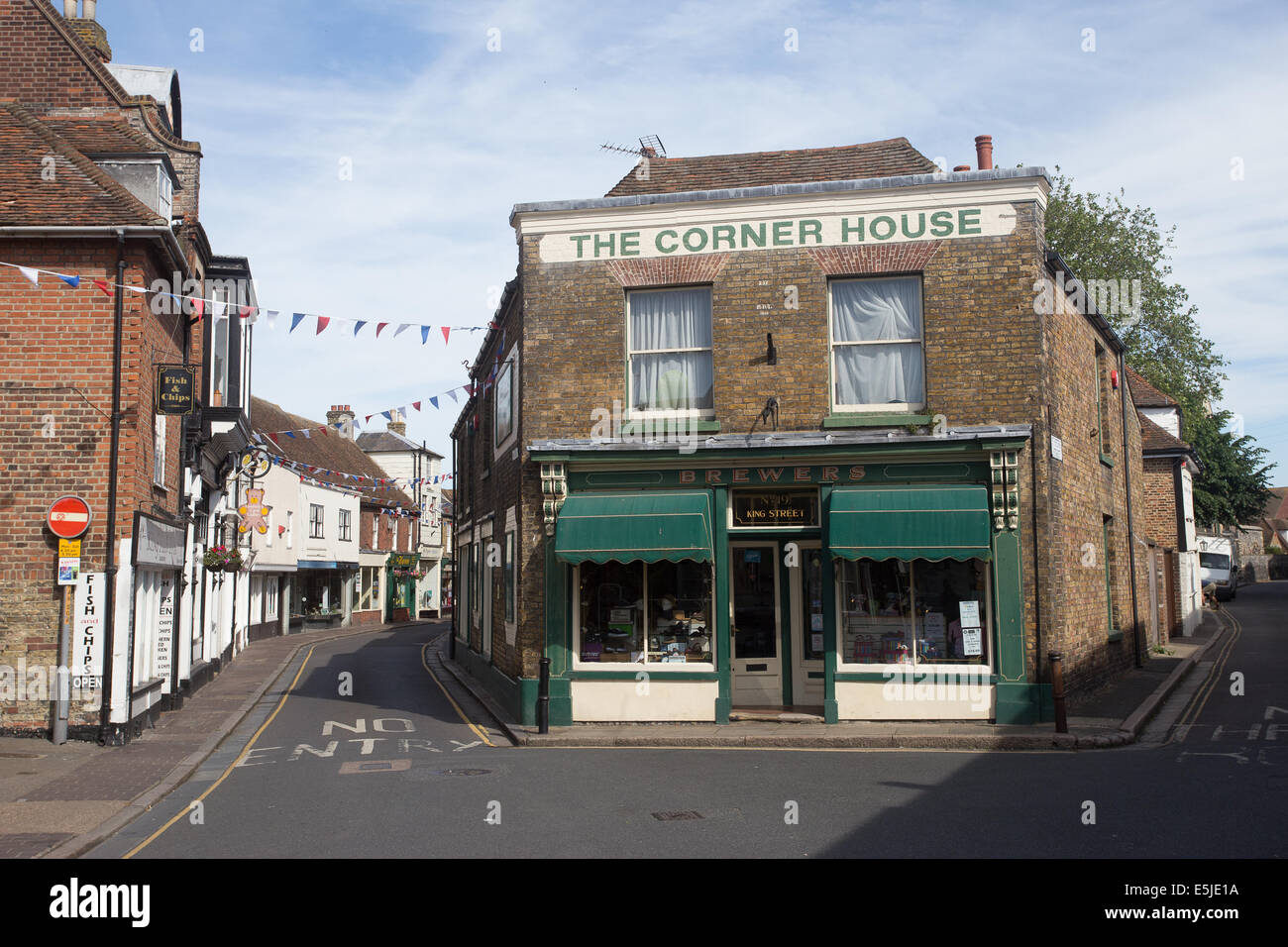 Sandwich town centre kent england hi-res stock photography and images ...