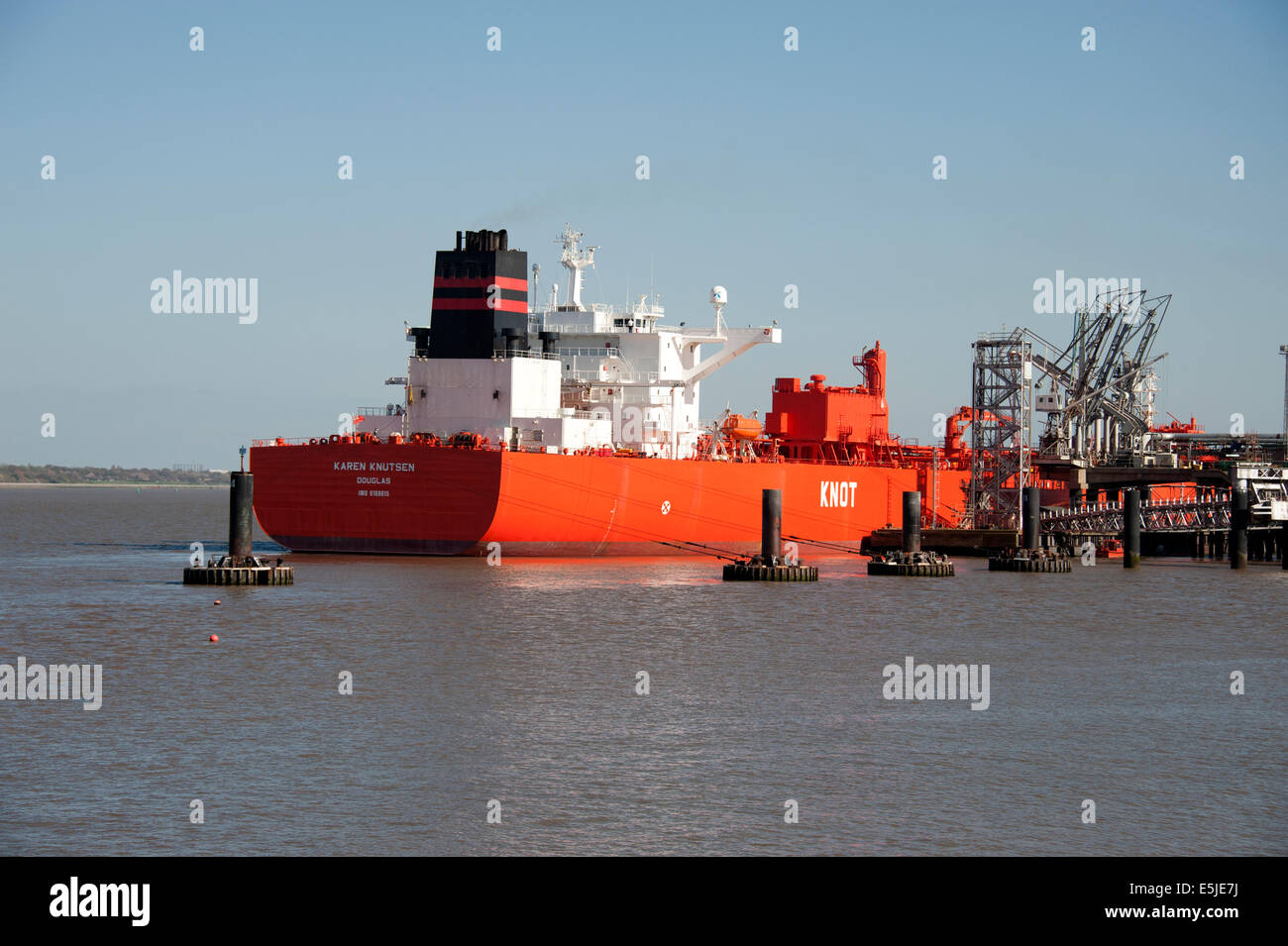 Oil Tanker Huge Unloading Cargo Oil Refinery Stock Photo - Alamy