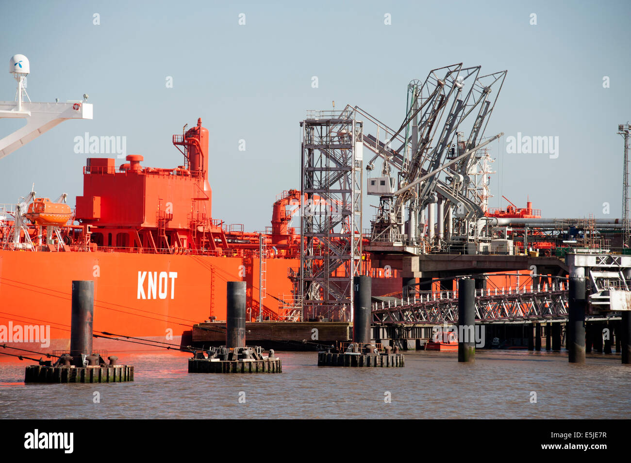 Oil Tanker Huge Unloading Cargo Oil Refinery Stock Photo - Alamy
