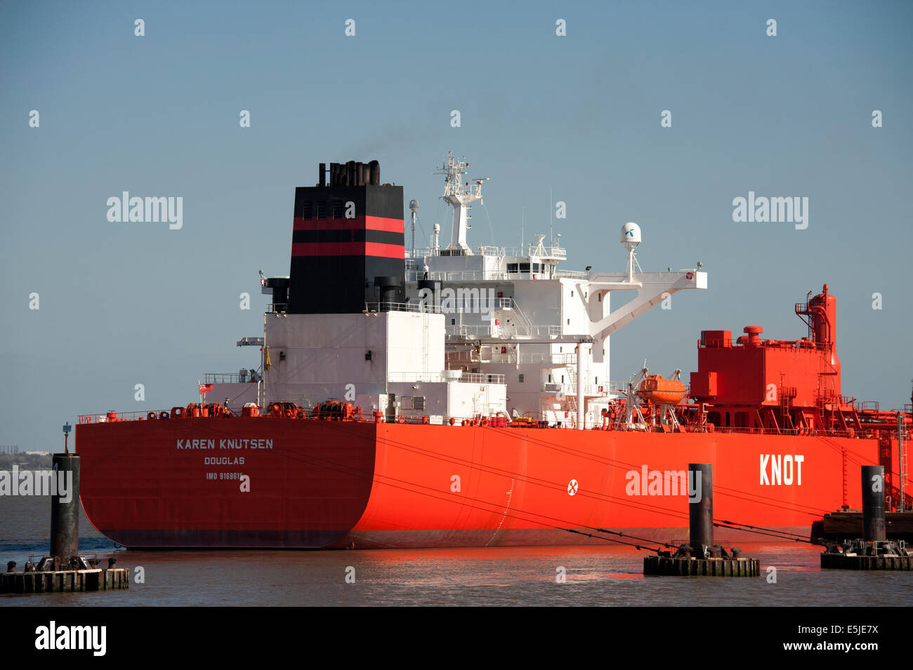 Oil tanker unloading cargo hi-res stock photography and images - Alamy