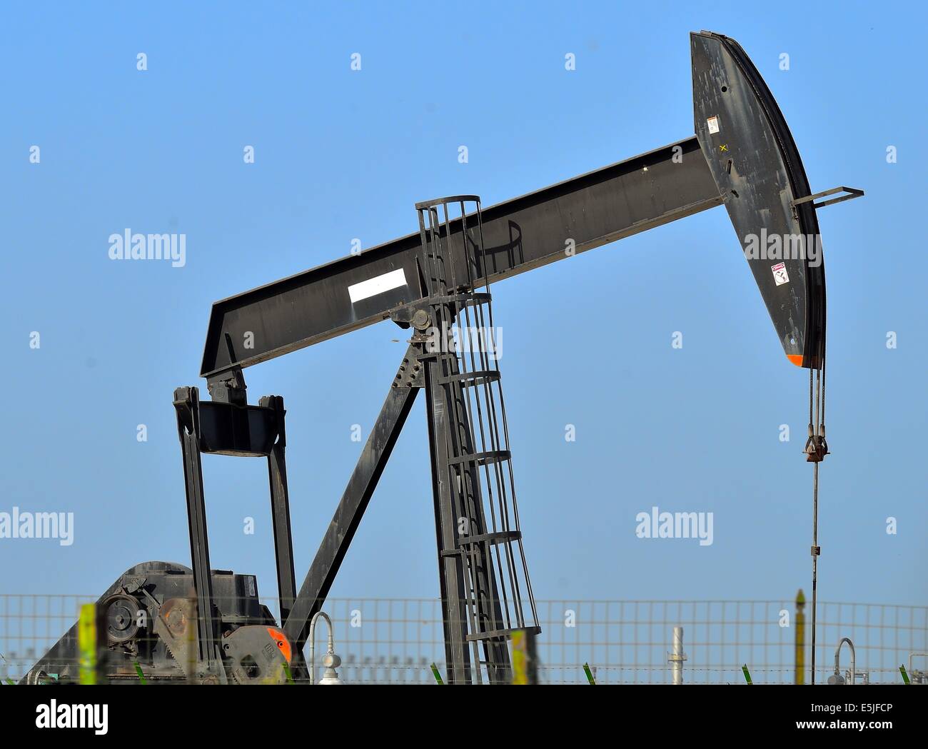 Oil well head hi-res stock photography and images - Alamy