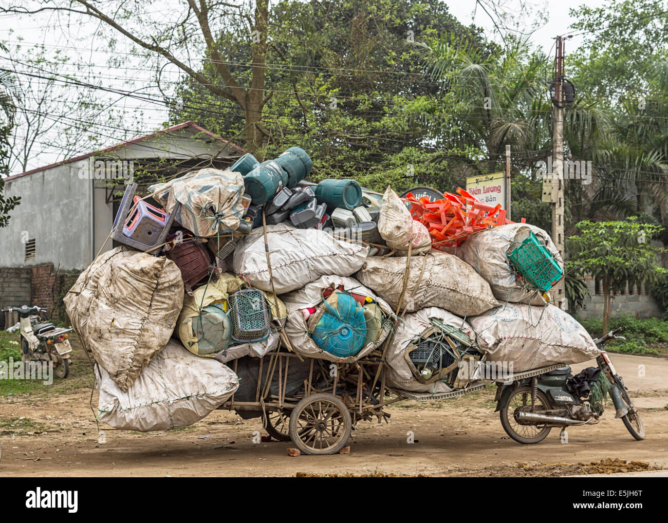 Recycle cart hi-res stock photography and images - Alamy