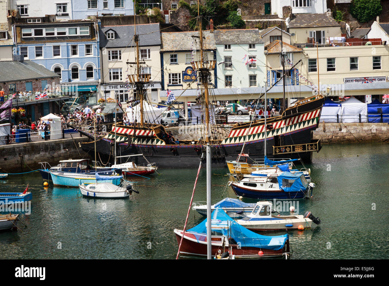 Holiday beach buildings buildings with ocean and family palm palm hi ...
