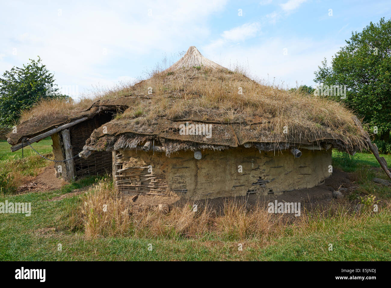 Bronze age roundhouse hi-res stock photography and images - Alamy