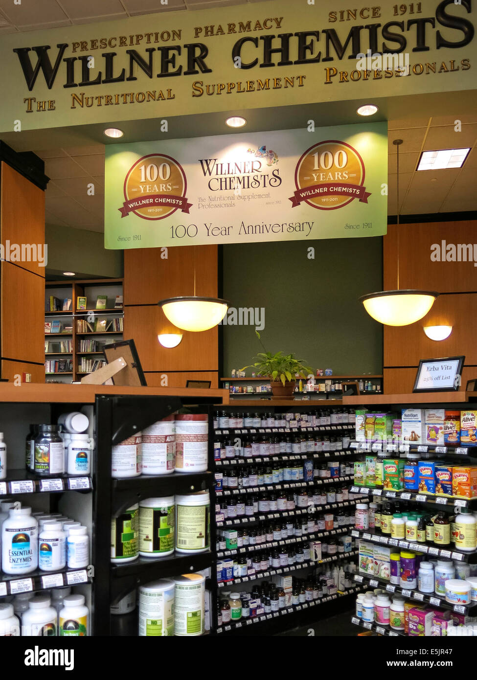 Chemists shop shelf hi-res stock photography and images - Alamy