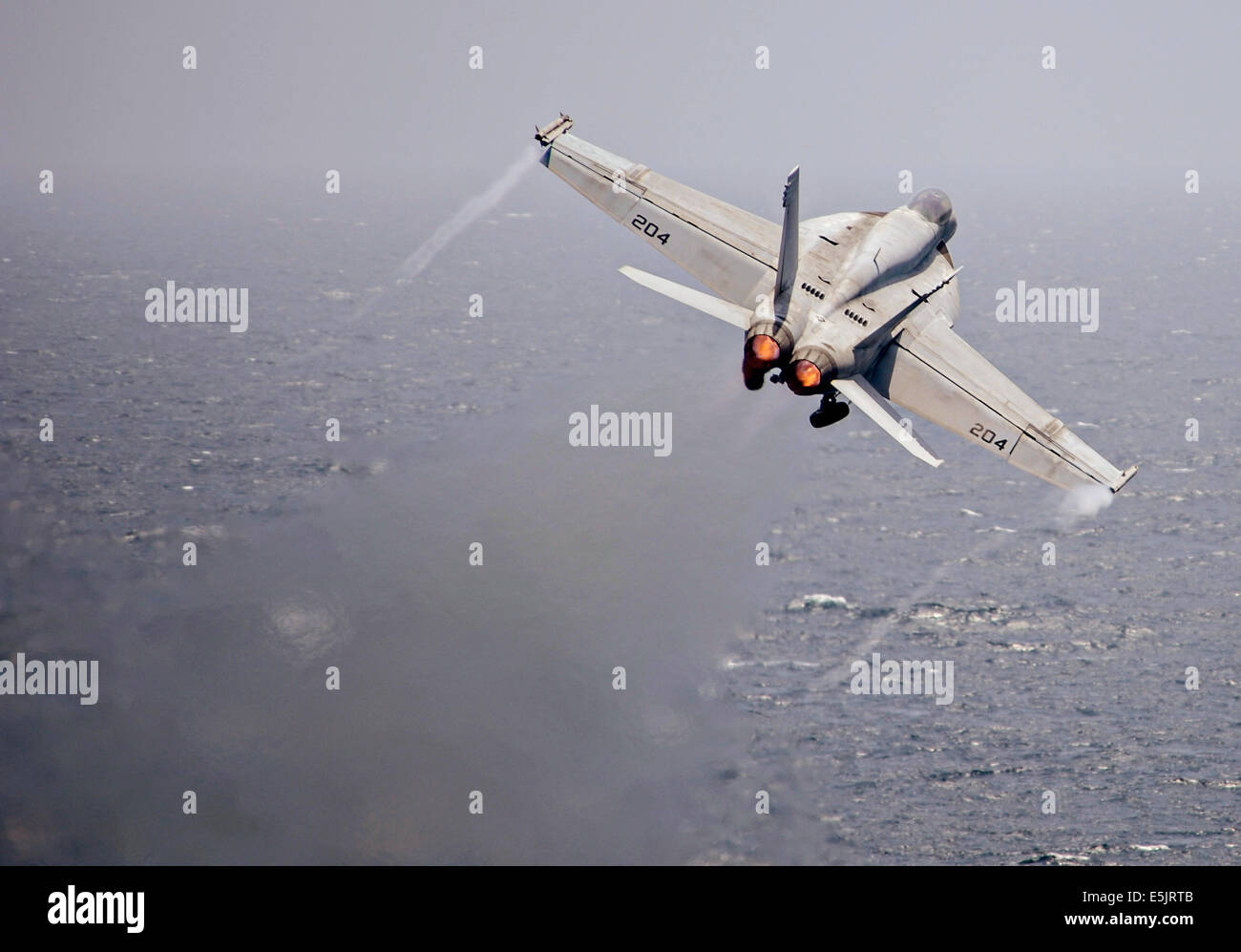 Fighter jet over water hi-res stock photography and images - Alamy